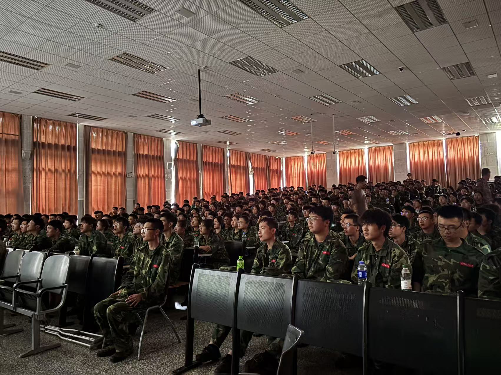电力工程学院组织师生集中观看纪念中国人民抗日战争暨世界反法西斯战争胜利80周年大会盛况-昆明理工大学电力学院